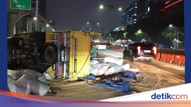 Truk Terguling di Tol Dalam Kota, Muatan Kopi Tumpah ke Jalan