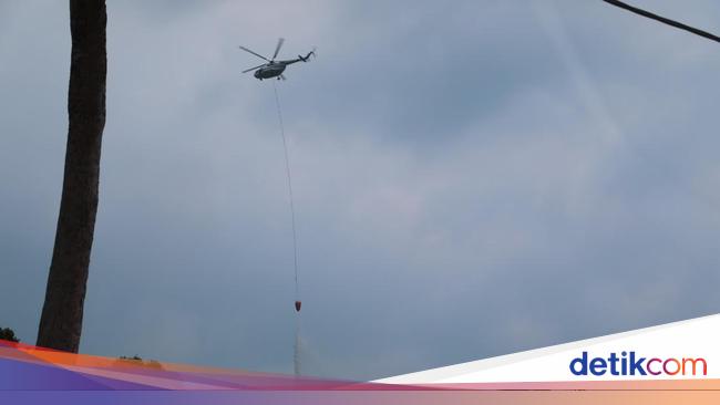 2 Heli Water Bombing Diturunkan Padamkan Karhutla di Rokan Hulu
