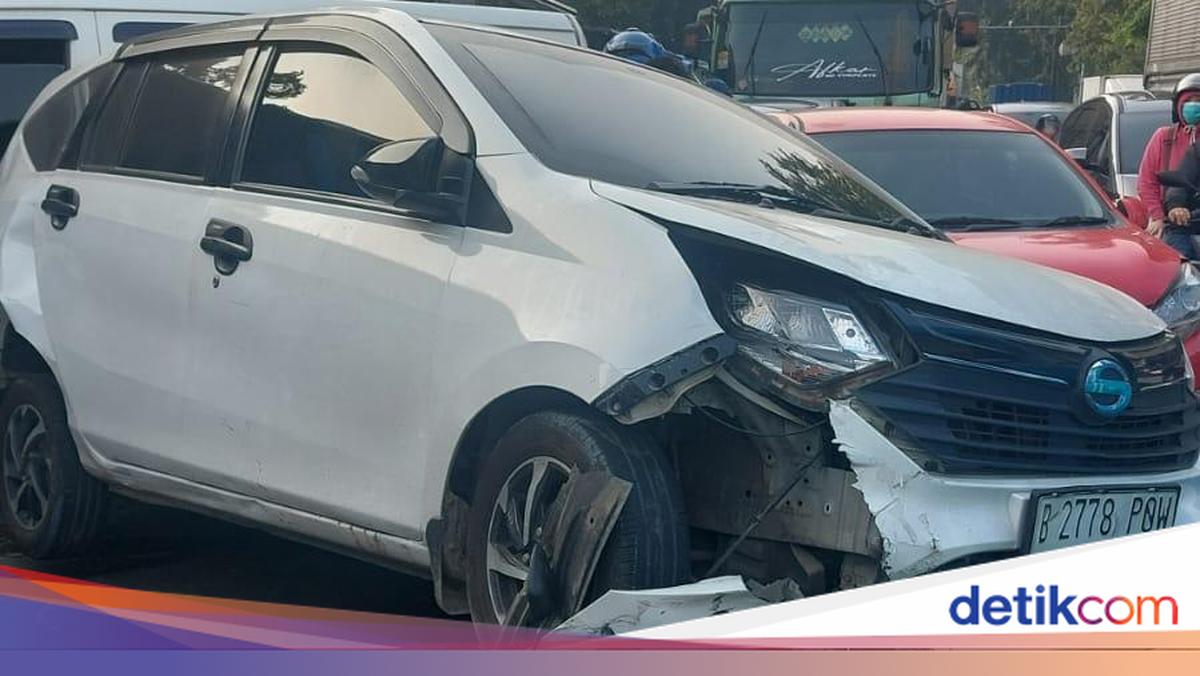 Situasi TKP Laka Beruntun Jaktim: Mobil Melintang, Korban Dibawa Ambulans