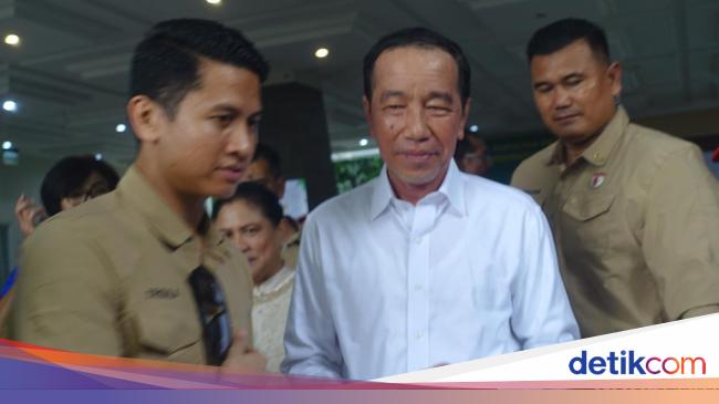 Momen Jokowi Reuni Ketemu Mulyono yang Asli