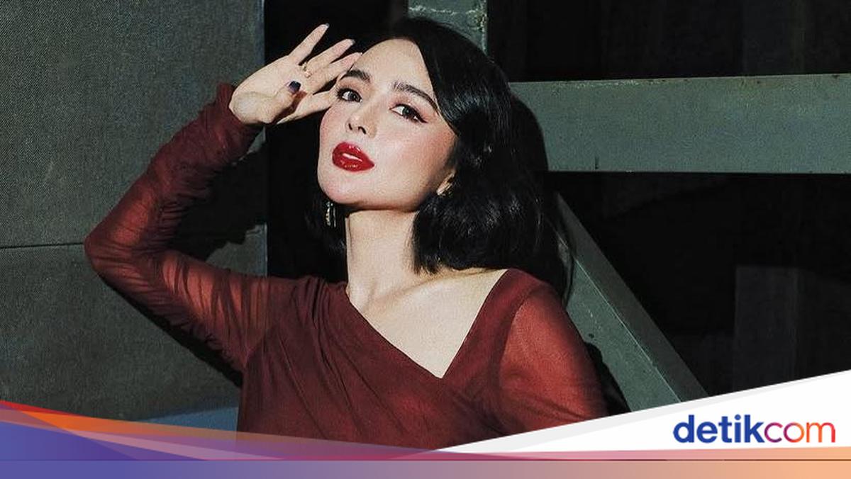 Pesona Wika Salim Saat Afternoon Tea dan Makan Burger
