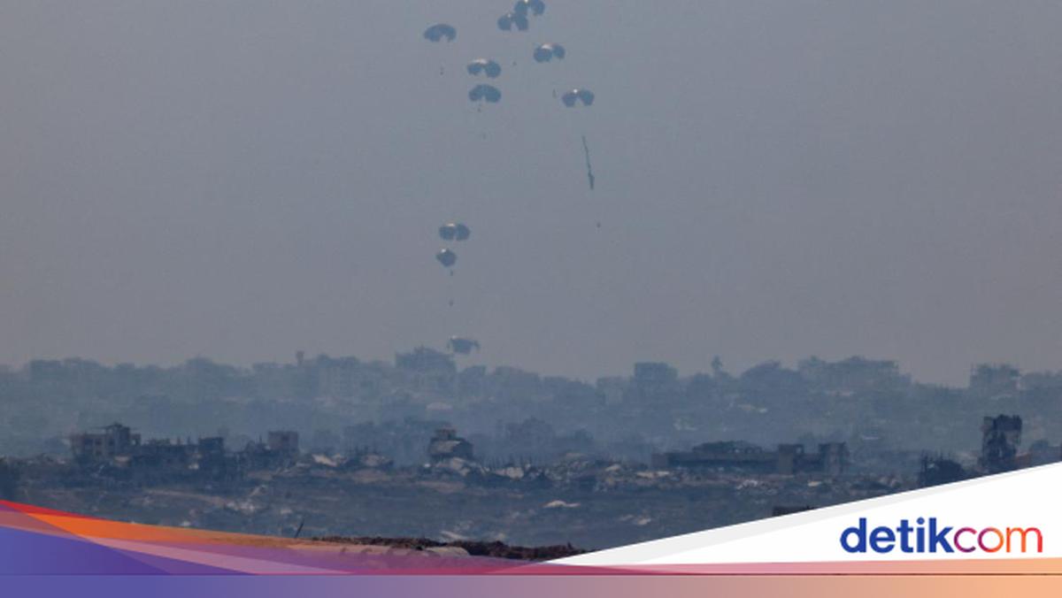 Langit Gaza Dipenuhi Parasut Bantuan Kemanusiaan