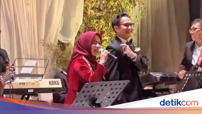 7 Gaya Ikke Nurjanah-Aldi Bragi di Nikahan Anak, Bikin Nostalgia Duet Bareng
