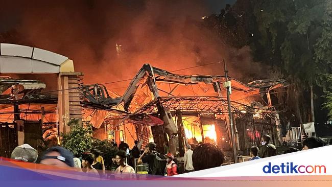 Penampakan Kebakaran Pasar Taman Puring Jaksel, Asap Membubung Tinggi