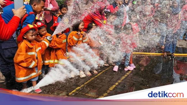 Potret Antusias Anak-anak PAUD Mengenal Profesi Pemadam Kebakaran