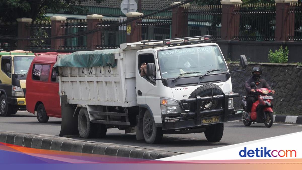 Hati-hati, Ada Truk Pecah Ban di Lebak Bulus
