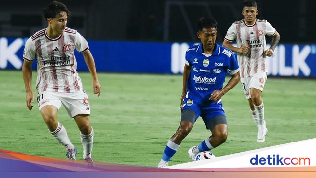 Beckham dan Febri Jadi 'Tumbal' Uji Kekuatan Jersey Baru Persib