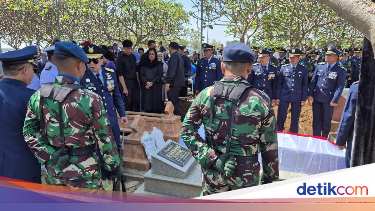 Marsma Fajar Adriyanto Dimakamkan di Samping Pusara Ayah di TPU Probolinggo