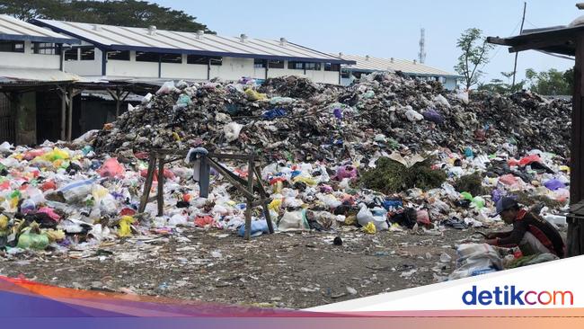 Sampah Menggunung Sebulan di Pasar Gunungsari, Warga Keluhkan Bau Busuk