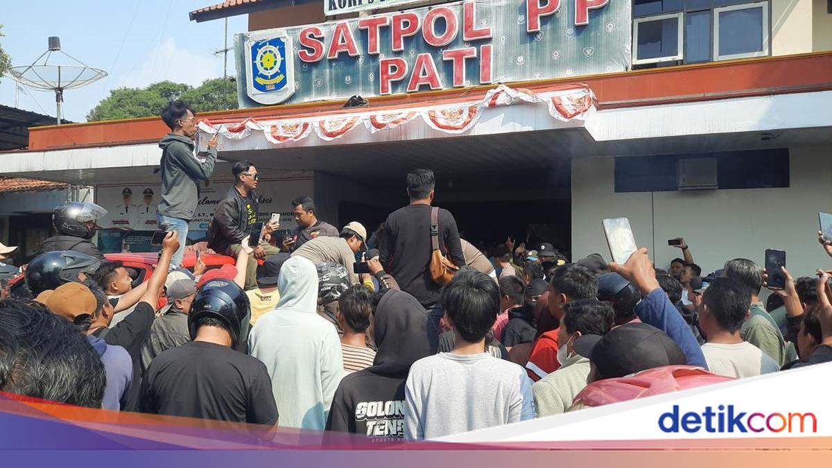 Massa Geruduk Kantor Satpol PP Pati Buntut Penyitaan Donasi