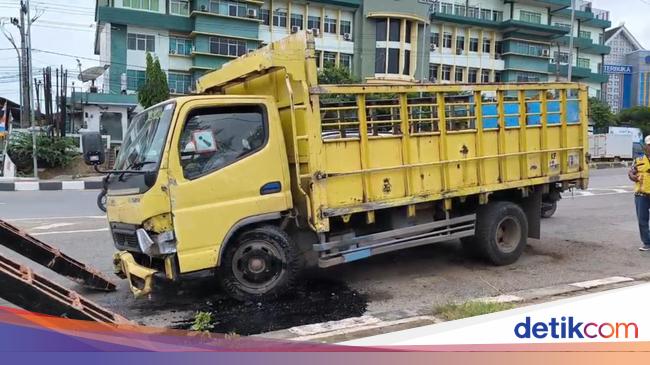 Truk Terguling Usai Tabrak Flyover di Palembang, Sempat Sebabkan Kemacetan