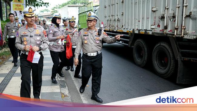 Sambut HUT ke-80 RI, Ditlantas Polda Jateng Bagikan 200 Bendera Merah Putih
