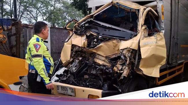 Endang Tewas Usai Truknya Tabrak Pantat Tronton di Cipularang