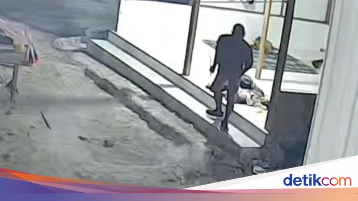Pria Misterius di Sampang Curi Pakaian Dalam Wanita Terekam CCTV