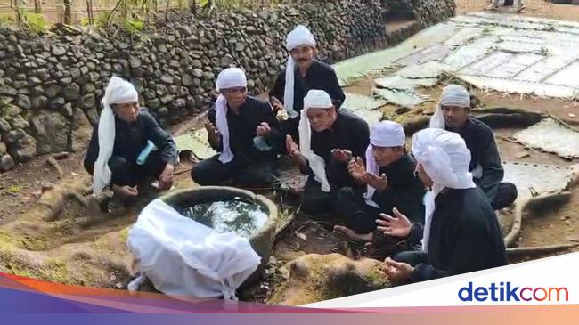 Tradisi Saparan, Warga Banjarnegara Makan Bersama di Petilasan Ki ...