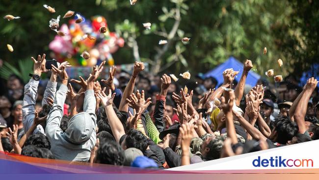 Duh! 3 Pengunjung Sebaran Apem Jatinom Klaten Kehilangan HP