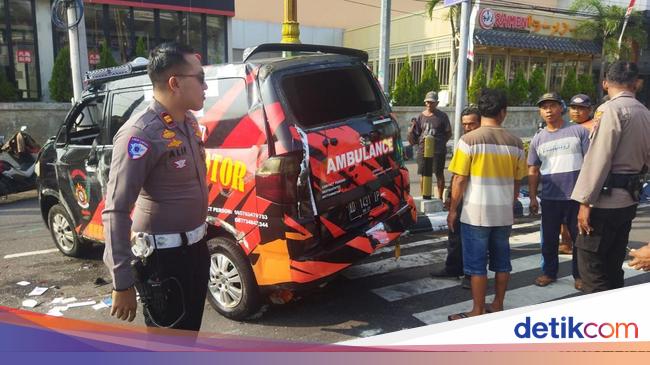 Ambulans Angkut Pasien Dihantam Calya di Jalan Pemuda Klaten