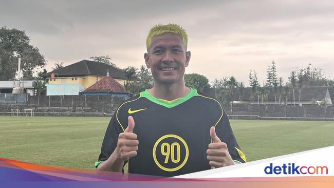 Ada Asa dan Doa di Balik Rambut Ijo Nyentrik Bek PSS Jajang Mulyana