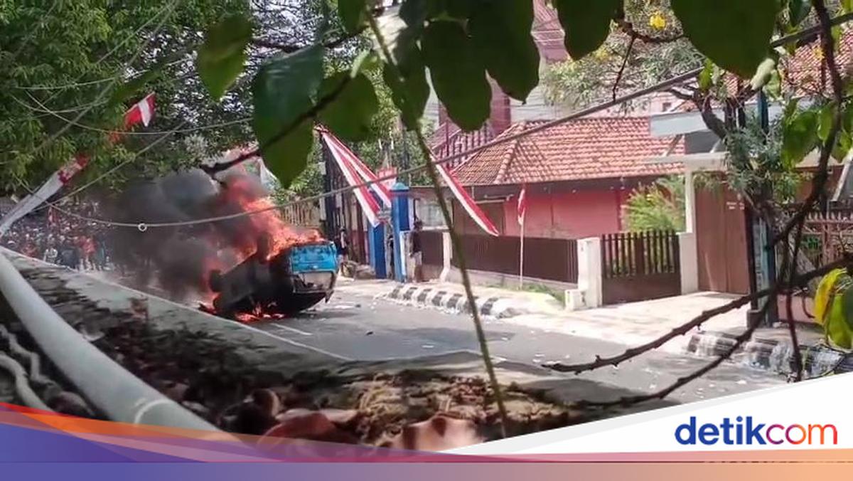 1 Mobil Polisi Dibakar Massa Demo Bupati Pati