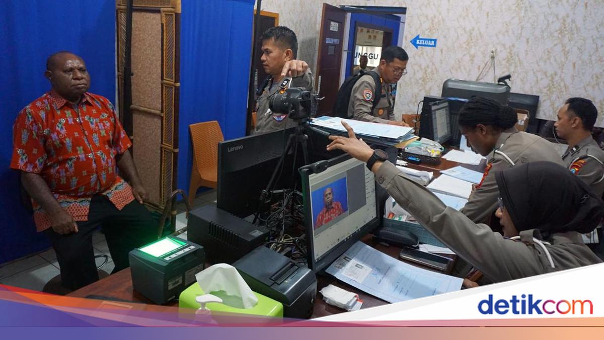 42 Kepala Suku Papua Terima SIM Gratis Jelang HUT ke-80 RI