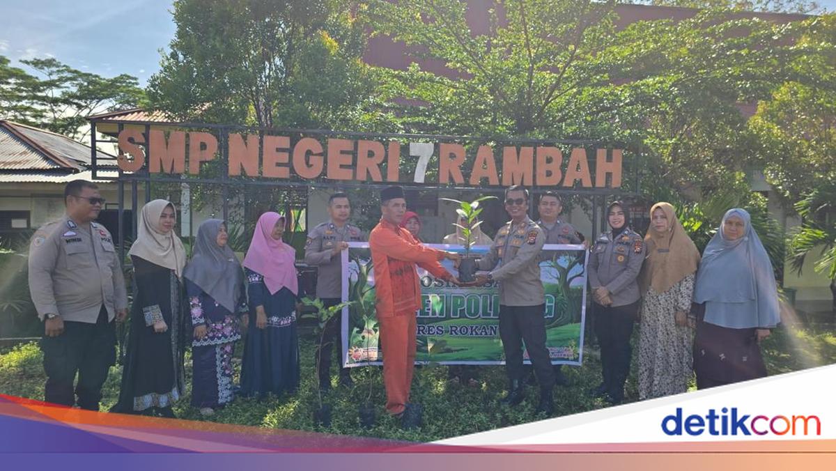 Siswa dan Guru SMP di Rohul Tanam Pohon Dukung Green Policing Polda Riau