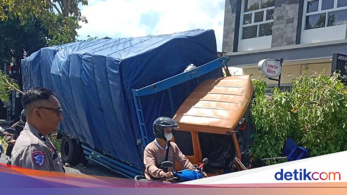 Truk Angkut Paket Hantam Pohon hingga Ringsek di Jalan Raya Sempidi