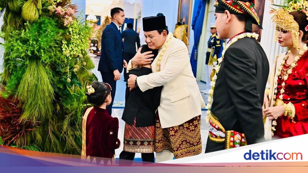 Prabowo Peluk Anak Gibran, Jan Ethes-La Lembah Manah, di Sela Upacara ...