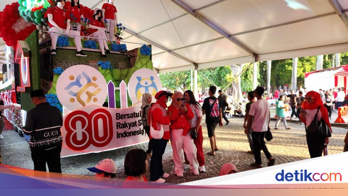 Karnaval Mobil Hias HUT RI Berjejer di Monas, Langsung Diserbu Warga ...