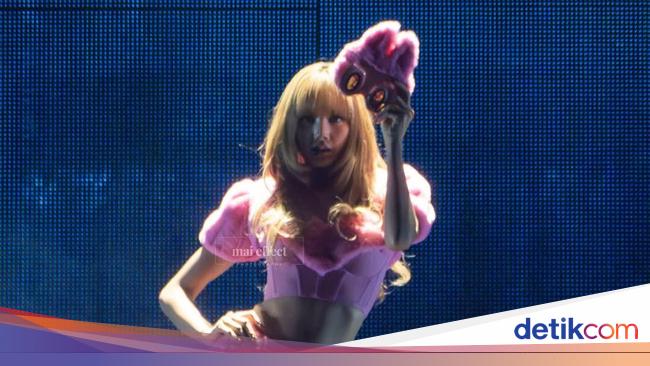 Gaya Unik Lisa BLACKPINK Pakai Kostum Labubu Usai Viralkan Bonekanya