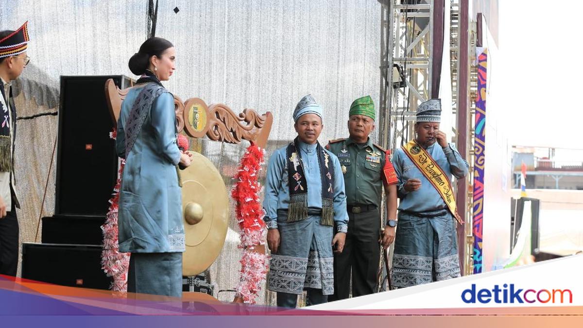 Menpar Widi Resmi Buka Festival Pacu Jalur, Bahagia Bisa Nonton Langsung