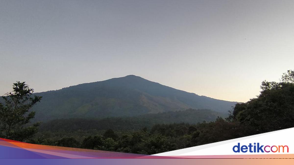 Gunung Ciremai Bergejolak: Gempa Purba hingga Kepulan Asap Kawah