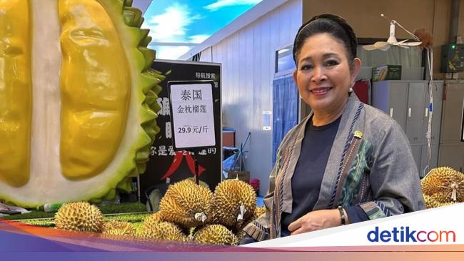 Gaya Titiek Soeharto Padu Padan Outer Bernuansa Etnik Dengan Tas ...