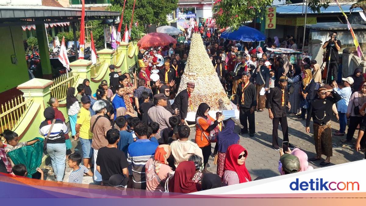 Serunya Warga Pengging Boyolali Ngalap Berkah Apem Keong Emas