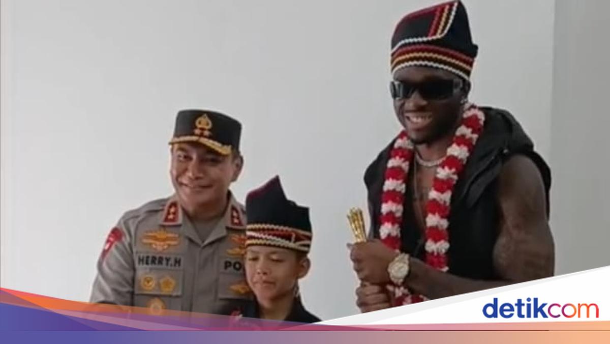 Rapper Melly Mike Bikin Tato Garuda di Kaki, Begini Wujudnya