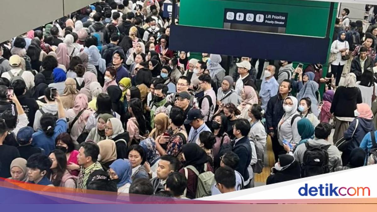 Ramai Penumpang MRT, Stasiun Lebak Bulus Sempat Sepadat Ini