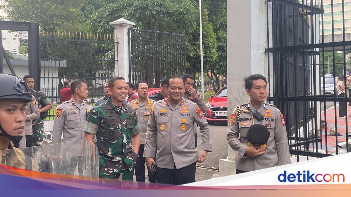 Pangdam Jaya dan Kapolda Metro Cek Massa Demo di Belakang Gedung DPR