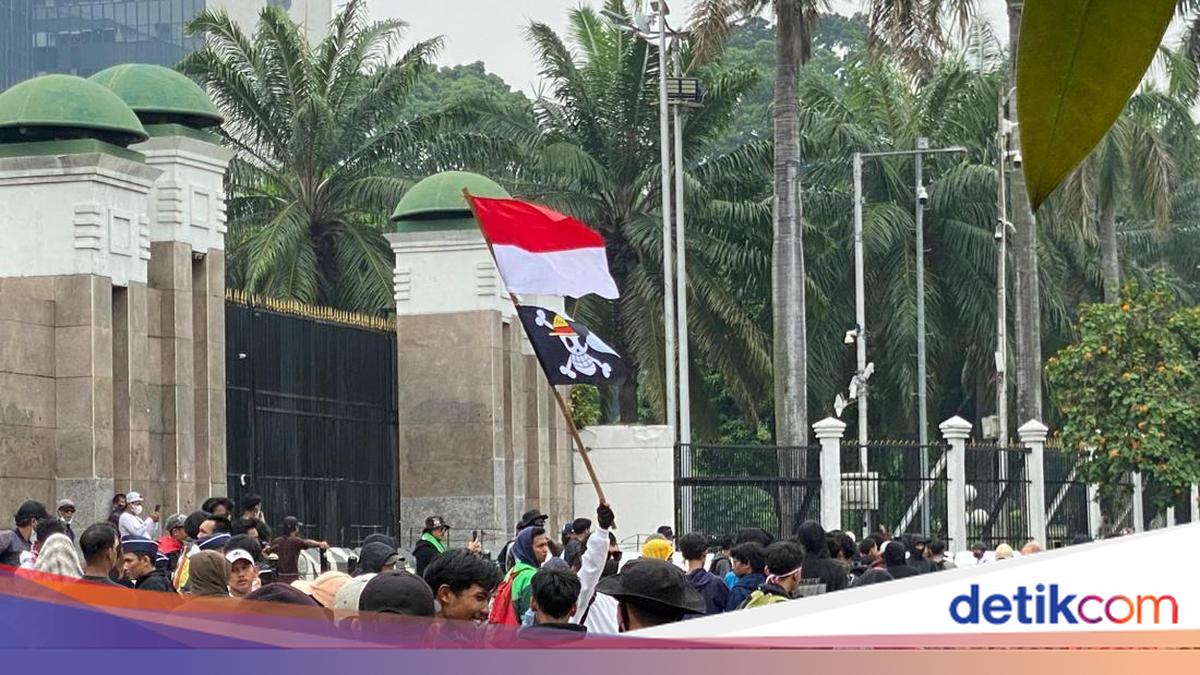 Demo Hari Ini di Depan DPR, Massa Kibarkan Bendera One Piece