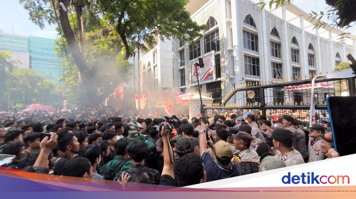 Massa Demo Tolak Tunjangan Mewah DPR Cekcok dengan Polisi di Medan