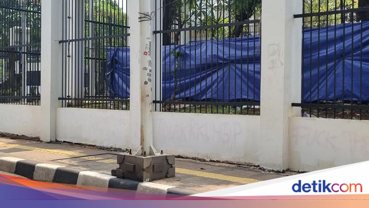 Coretan Vandalisme Ulah Pendemo Sekitar DPR Kini Ditimpa Cat Putih