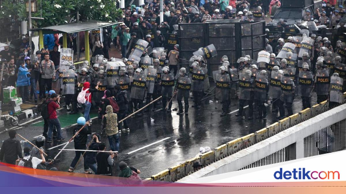 Demo Depan DPR Ricuh, Massa Dipukul Mundur Polisi