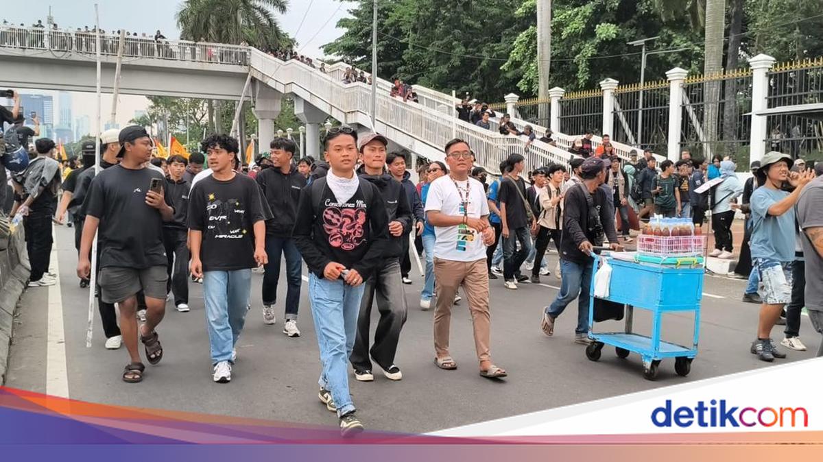 Demo Buruh Bubar, Kini Massa Mahasiswa Datangi Gedung DPR