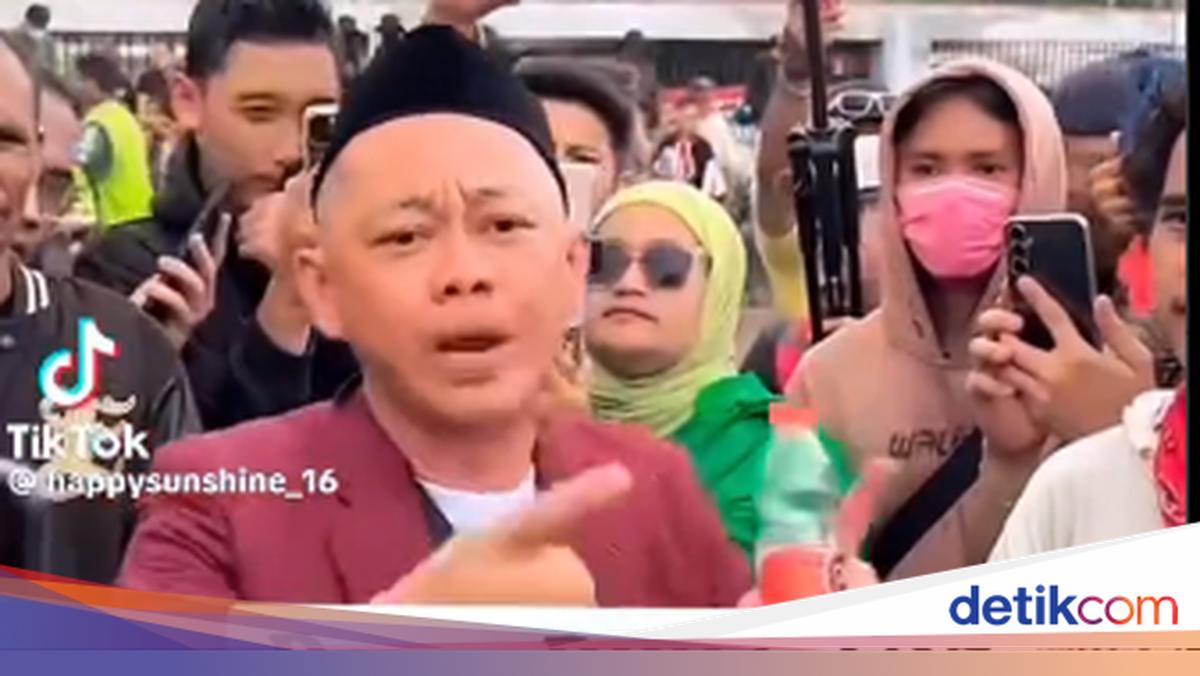 Aksi 'Nyak Kopsah' Berbagi Air Mineral dan Camilan Saat Demo di DPR