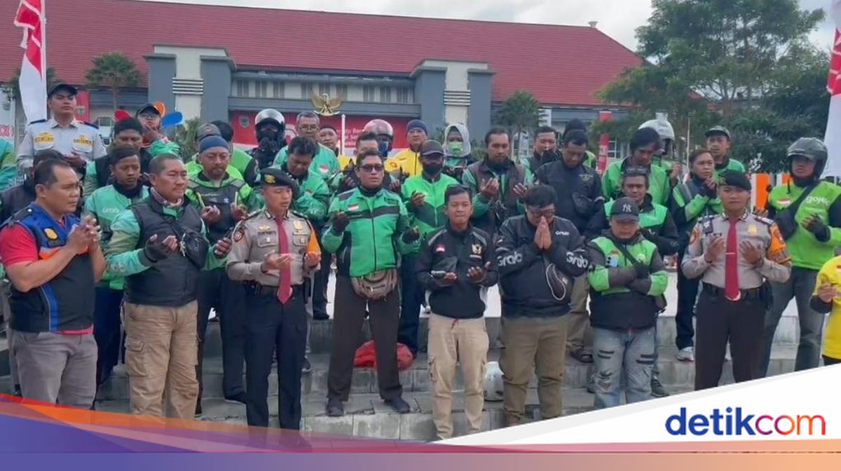 Aksi Solidaritas Ojol Kota Batu untuk Affan, Bagikan Pita Hitam