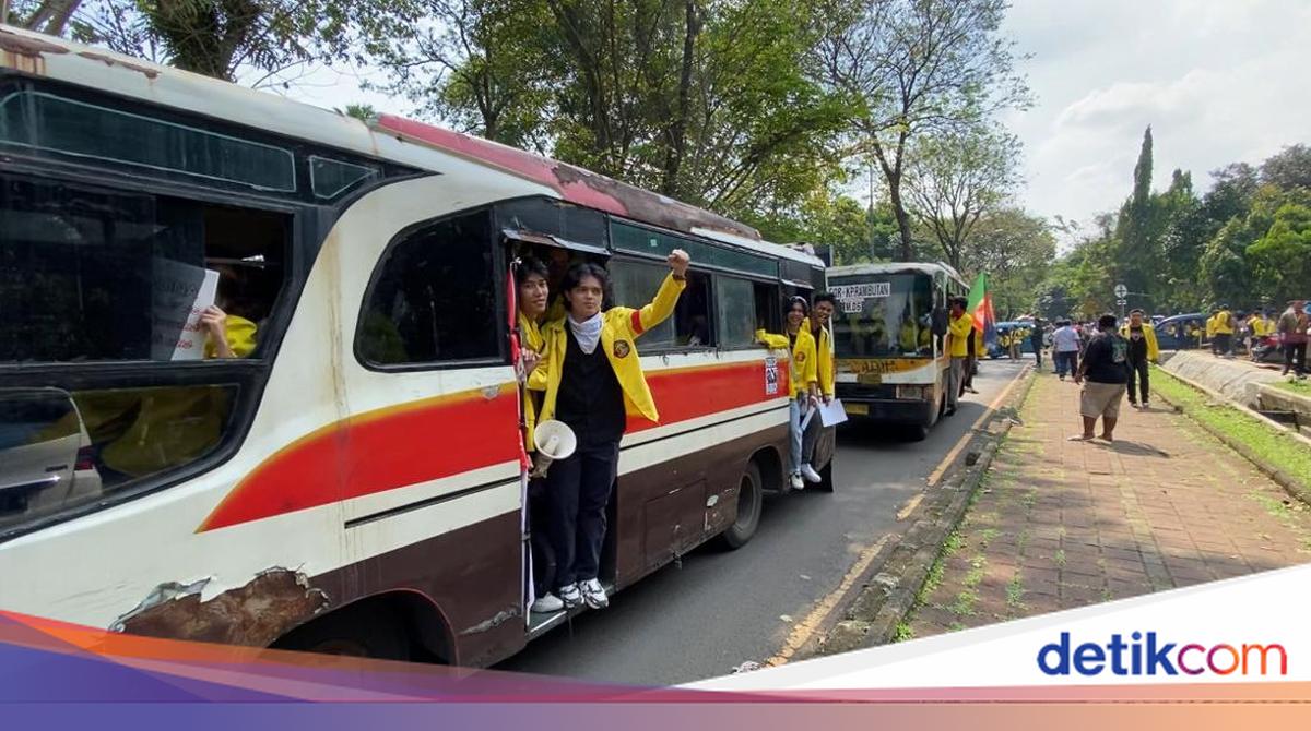 Naik Bus, BEM UI Berangkat ke Polda Metro untuk Demo