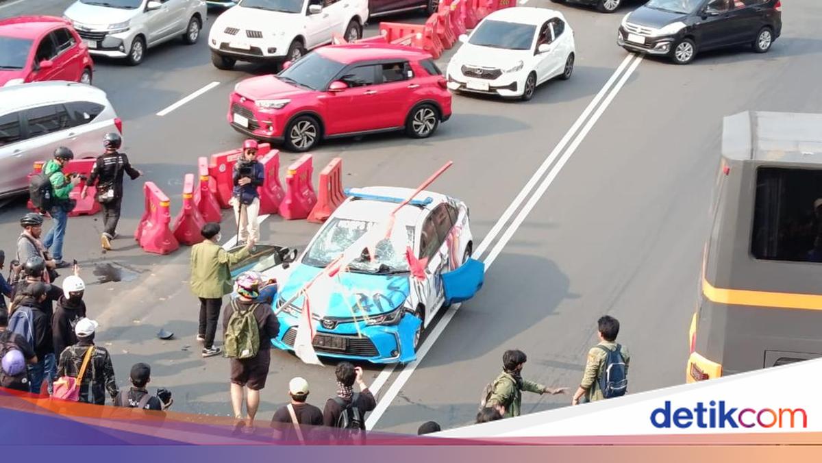 Demo Bela Ojol Tewas Dilindas Rantis Brimob di Polda Metro Langsung Memanas
