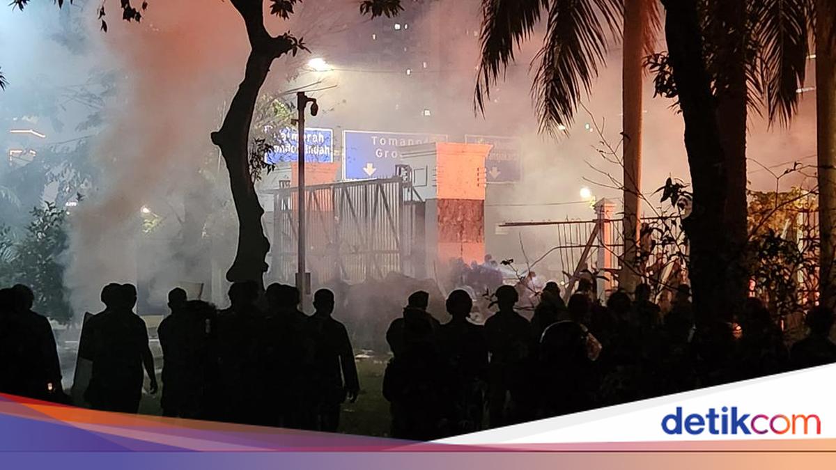 Demo di DPR Makin Panas, Gas Air Mata Dibalas Petasan oleh Massa