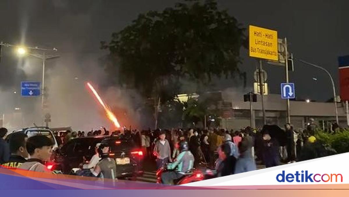 Situasi Terkini Demo Warga di Otista Jaktim, Ban Dibakar-Petasan Meletus