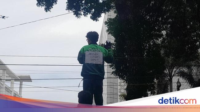 Ojol Pasang Tulisan 'Jangan Lindas Kami' di Jaket Saat Demo di DPRD Sumut
