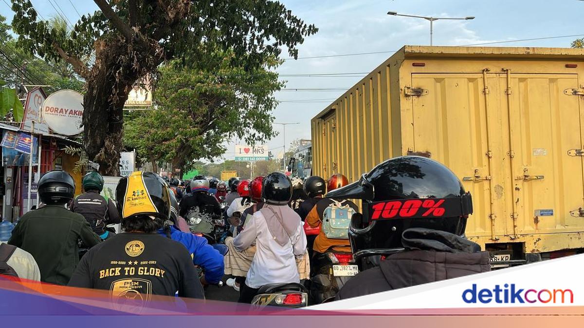Jalan Perintis Kemerdekaan Makassar Macet Parah Imbas Demo Depan Unhas