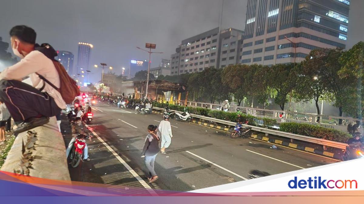 Situasi Terkini Demo di DPR: Massa Masuk Tol Dalam Kota-Barrier Terbakar